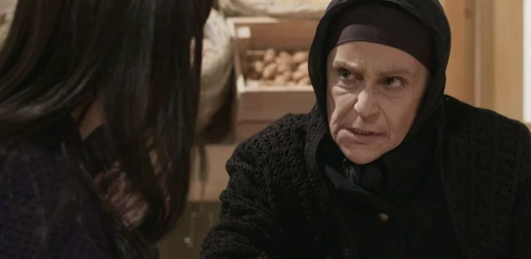 Η Γη της Ελιάς – Η Χρυσούλα έξαλλη: «Να δεις τι χουνέρι θα σου φτιάξω ...